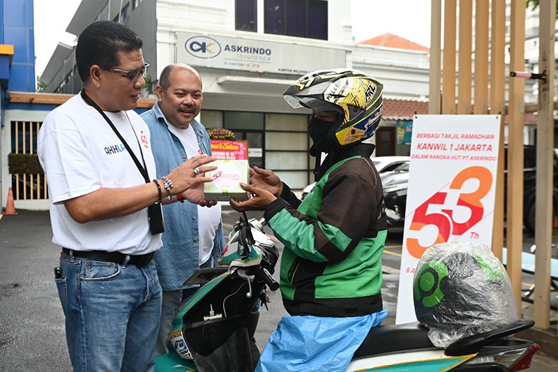 Berbagi Kebahagian Ramadan dengan Bagi-Bagi 530 Takjil Berbagi Kebahagian Ramadan dengan Bagi-Bagi 530 Takjil