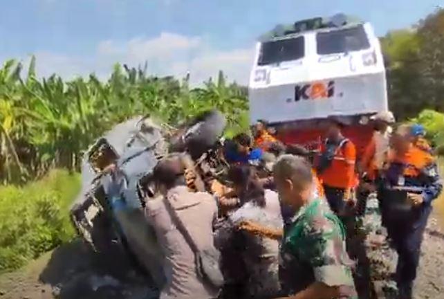 Kesaksian Warga Kijang Rombongan Nyai Ponpes Sidogiri Tertabrak KA, Sopir Tak Mau Disetop