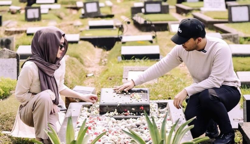 Usai Minta Restu ke Makam Adjie Massaid, Thariq dan Aaliyah Segara Gelar Lamaran