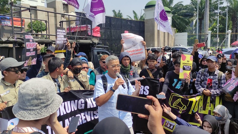 Anggota DPR Temui Massa Demo RUU Penyiaran, Setuju Tolak Pasal yang ...