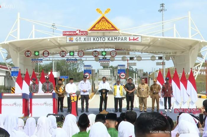 Jokowi Resmikan Jalan Tol Pekanbaru-Padang Ruas Bangkinang-Pangkalan Senilai Rp4,8 Triliun