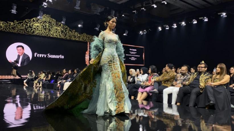 5 Desainer Tanah Air Pamerkan Karya dari Kain Batik di Red Carpet Gala