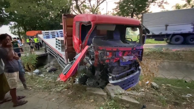 3 Kendaraan Kecelakaan di Jombang, 1 Orang Tewas Terjepit