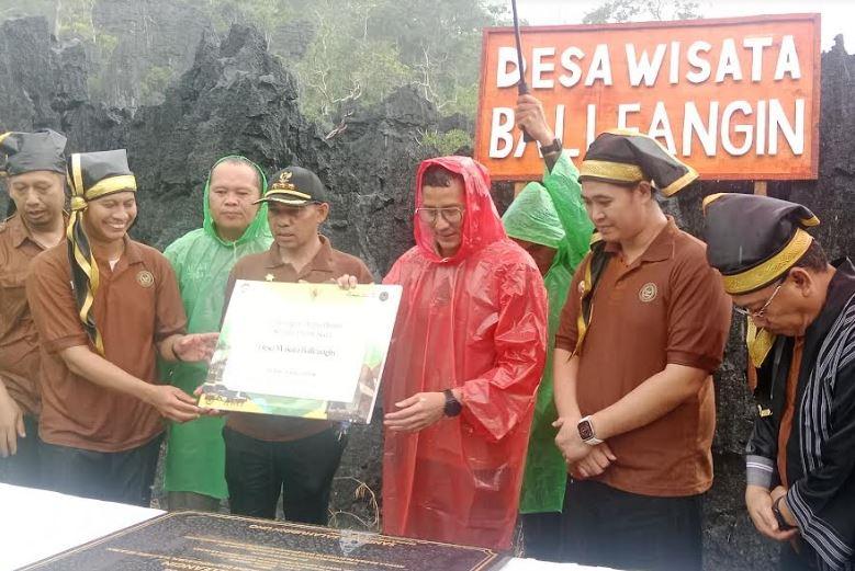 Sambil Hujan-Hujanan, Menparekraf Sandi Kunjungi Desa Wisata Balleangin ... Sambil Hujan-Hujanan, Menparekraf Sandi Kunjungi Desa Wisata Balleangin ...