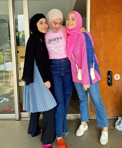 5 Gaya Nagita Slavina Tampil dengan Hijab usai Ibadah Haji, Disebut Adem hingga Aura Terpancar