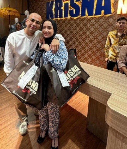 5 Gaya Nagita Slavina Tampil dengan Hijab usai Ibadah Haji, Disebut Adem hingga Aura Terpancar