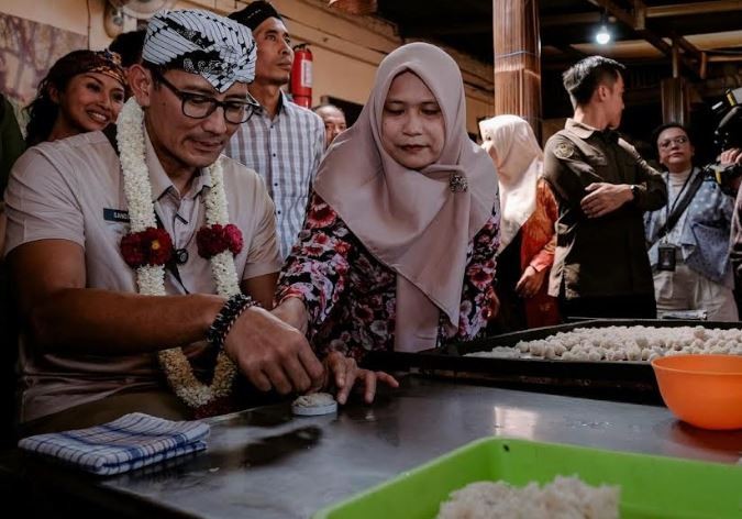 Kunjungi Desa Wisata Wanurejo, Menparekraf Sandi Jajal Bikin Rengginang Kunjungi Desa Wisata Wanurejo, Menparekraf Sandi Jajal Bikin Rengginang