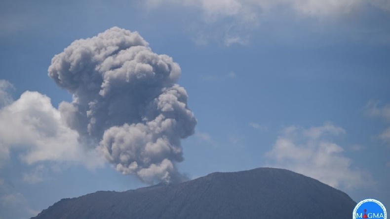 Gunung Ibu di Maluku Utara 10 Kali Erupsi Sepanjang Hari Ini, Pertanda Apa?
