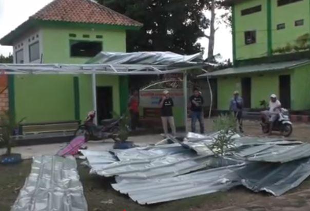Hujan Deras Disertai Angin Kencang Rusak Puluhan Rumah di Tulang Bawang