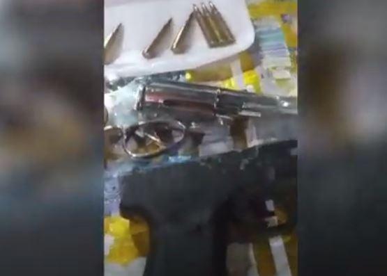 Viral 2 Pria di Sidoarjo Pamer Senpi dan Amunisi, Begini Endingnya