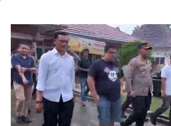 Tepergok Bawa APK Cabup, Oknum Camat di Pesawaran Ngumpet di Kolong Meja Tepergok Bawa APK Cabup, Oknum Camat di Pesawaran Ngumpet di Kolong Meja