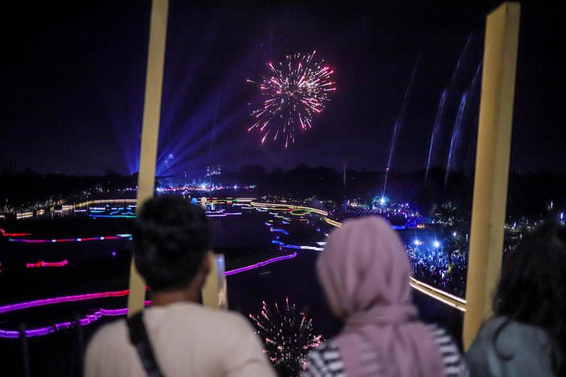 Foto-Foto Pesta Kembang Api Meriahkan Perayaan Malam Tahun Baru 2025 di TMII