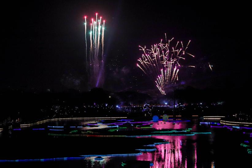 Foto-Foto Pesta Kembang Api Meriahkan Perayaan Malam Tahun Baru 2025 di TMII