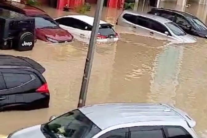 Penampakan Puluhan Mobil Parkir Terendam Banjir di Ruko Grand Galaxy City Bekasi