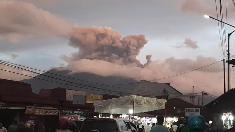 Gunung Marapi Kembali Meletus, Abu Vulkanik Setinggi 800 Meter Tampak Jelas Terlihat