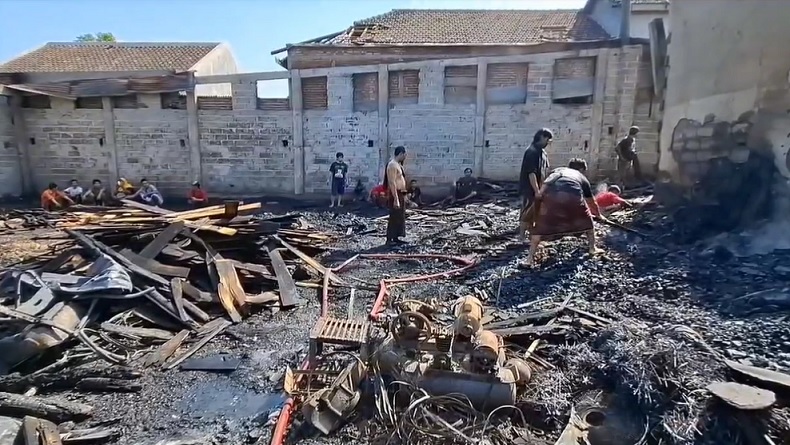 Gudang Mebel di Pasuruan Ludes Terbakar, Kerugian Ratusan Juta Rupiah