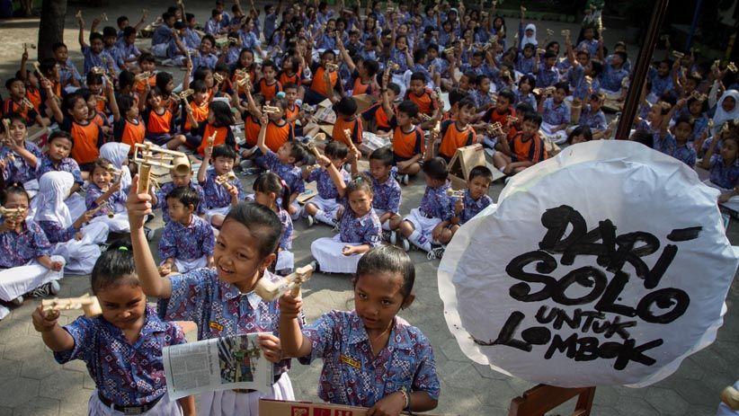 Pelajar Solo Gelar Aksi Solidaritas untuk Korban Gempa Lombok Pelajar Solo Gelar Aksi Solidaritas untuk Korban Gempa Lombok
