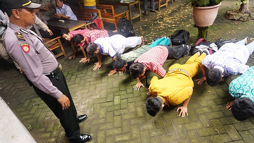 Terjaring Razia saat Bolos Sekolah, Pelajar di Tulungagung Dihukum Push Up