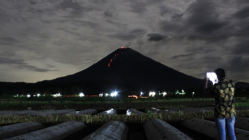 Melihat Keindahan Guguran Lava Pijar Gunung Semeru Saat Malam Hari